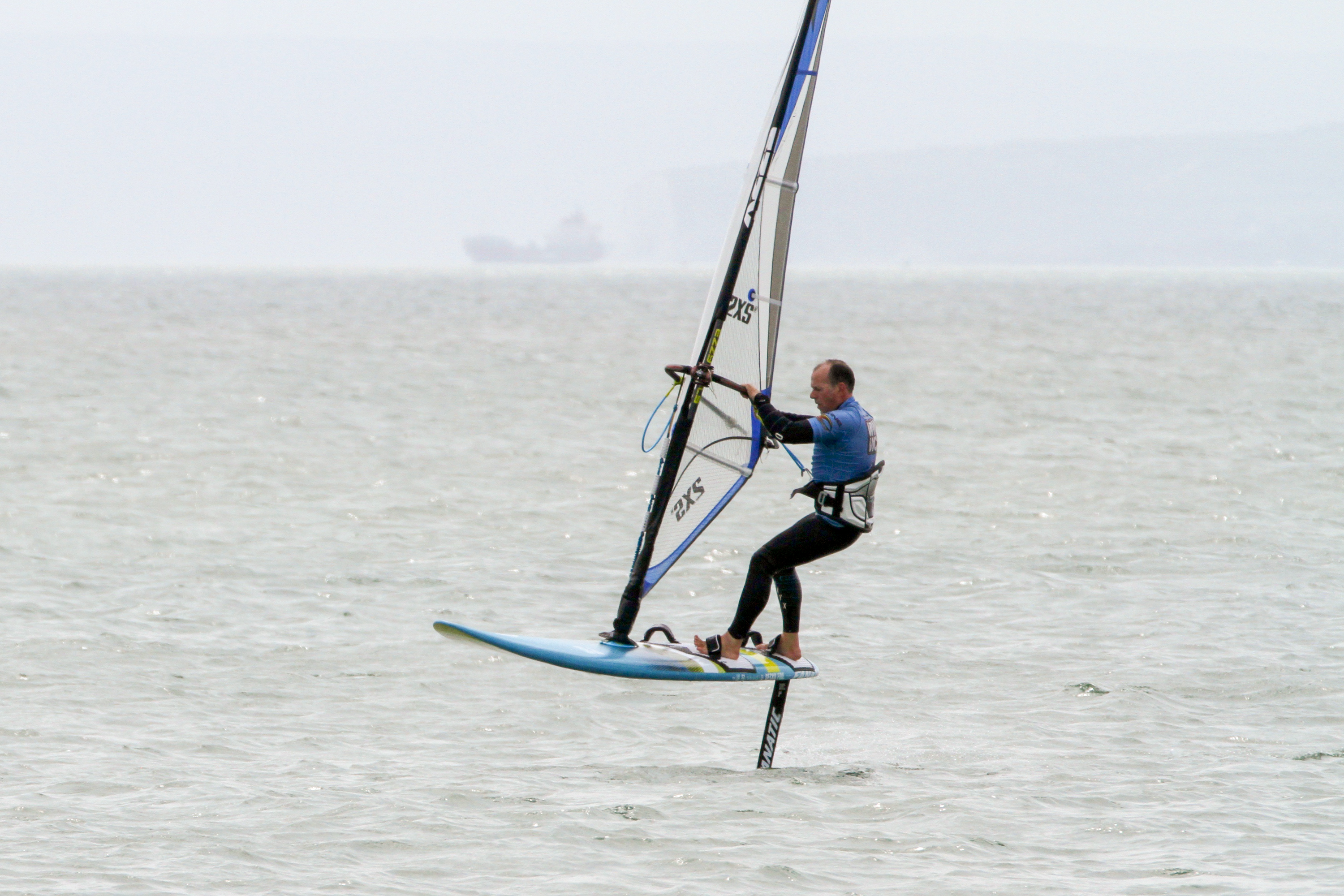 2xs_windsurf_foiling_west_wittering_010 - 2XS
