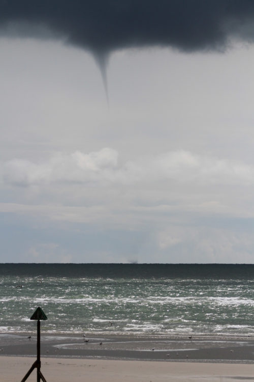 Weather News // Twister at the beach - 2XS